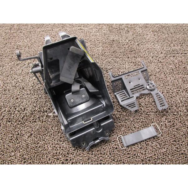 W650　バッテリーボックス商品説明始動確認済み車両からの取り外しとなります。使用感等に伴うキズございます。商品の状態は、画像にてご確認下さい。修復素材に、いかがですか♪中古品の為、神経質な方のご入札はご遠慮願います。【車両情報】■メーカー...