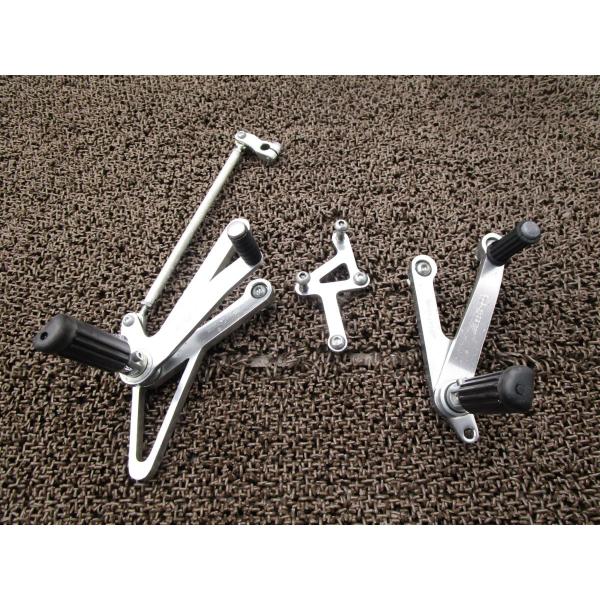 FZR250　社外 マッククレーン バックステップ商品説明始動確認済み車両からの取り外しとなります。使用感等に伴うキズございます。商品の状態は、画像にてご確認下さい。カスタム素材に、いかがですか♪中古品の為、神経質な方のご入札はご遠慮願いま...