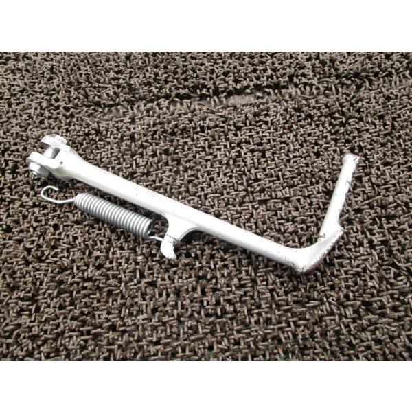 FZR250　サイドスタンド商品説明始動確認済み車両からの取り外しとなります。使用感等に伴うキズ、サビございます。商品の状態は、画像にてご確認下さい。修復素材に、いかがですか♪中古品の為、神経質な方のご入札はご遠慮願います。【車両情報】■メ...