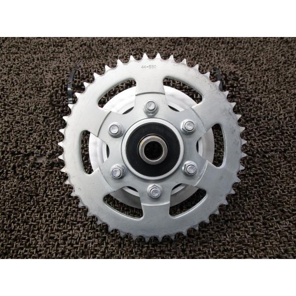 イナズマ1200　スプロケット ハブ 44丁商品説明使用感等に伴うキズございます。商品の状態は、画像にてご確認下さい。修復素材に、いかがですか♪中古品の為、神経質な方のご入札はご遠慮願います。【車両情報】■メーカー：スズキ■車名：イナズマ1...