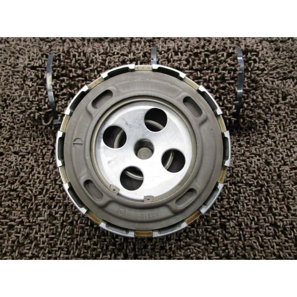 イナズマ1200　クラッチハウジング商品説明使用感等に伴うキズございます。商品の状態は、画像にてご確認下さい。修復素材に、いかがですか♪中古品の為、神経質な方のご入札はご遠慮願います。【車両情報】■メーカー：スズキ■車名：イナズマ1200■...