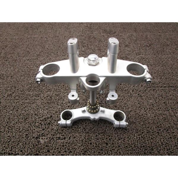 イナズマ1200　トップブリッジ ステム商品説明使用感等に伴うキズ、サビございます。ステムシャフトにキズございます。商品の状態は、画像にてご確認下さい。修復素材に、いかがですか♪中古品の為、神経質な方のご入札はご遠慮願います。【車両情報】■...