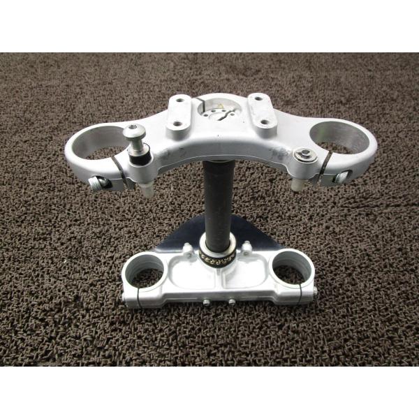 ドカティ モンスターS2R1000　倒立 トップブリッジステム商品説明始動確認済み車両からの取り外しとなります。使用感等に伴うキズございます。ステムシャフトにキズございます。商品の状態は、画像にてご確認下さい。修復素材に、いかがですか♪中古...