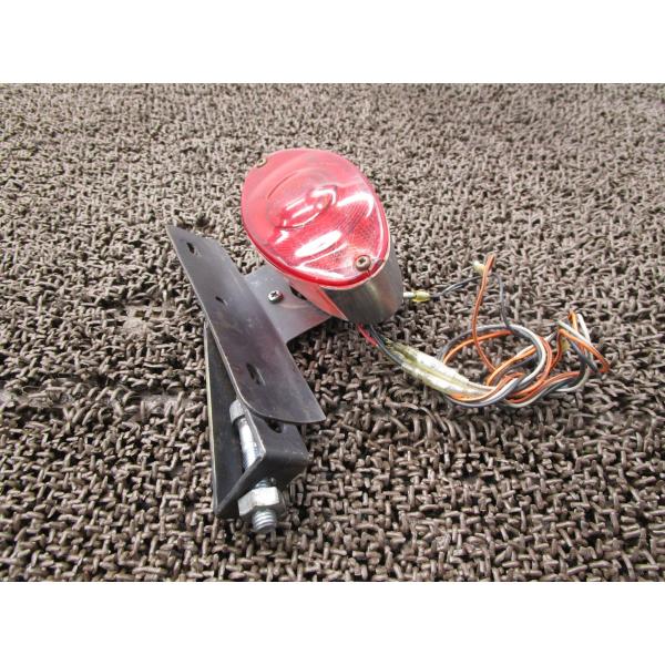 マグナ250　ナンバーステー テールランプ商品説明始動確認済み車両からの取り外しとなります。使用感等に伴うキズ、サビございます。テールランプのレンズにヒビ割れございます。ステーは加工されております。商品の状態は、画像にてご確認下さい。修復素...