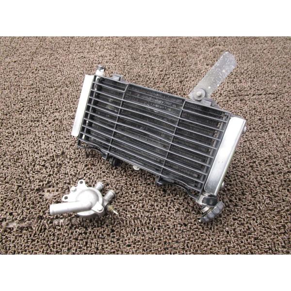 マグナ250　ラジエター サーモスタット商品説明始動確認済み車両からの取り外しとなります。使用感等に伴うキズ、サビございます。少々フィン潰れございます。商品の状態は、画像にてご確認下さい。修復素材に、いかがですか♪中古品の為、神経質な方のご...