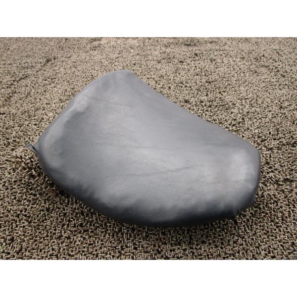 マグナ250　ソロ シート商品説明始動確認済み車両からの取り外しとなります。使用感等に伴うキズございます。ベースに加工穴ございます。商品の状態は、画像にてご確認下さい。修復素材に、いかがですか♪中古品の為、神経質な方のご入札はご遠慮願います...