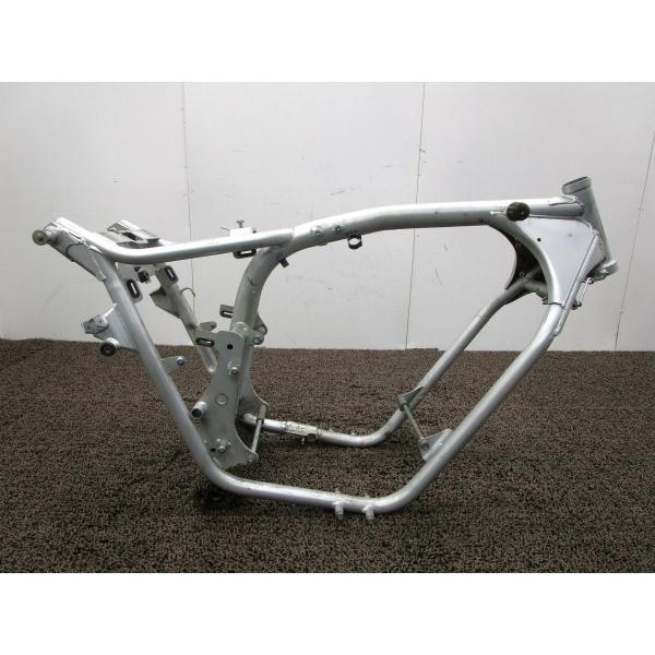 マグナ250　メインフレーム商品説明始動確認済み車両からの取り外しとなります。使用感等に伴うキズ、サビございます。シートレール部分がカットされております。画像10枚目の部分に削れございます。商品の状態は、画像にてご確認下さい。修復素材に、い...