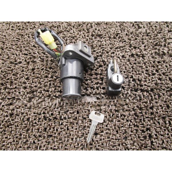 YB-1　メインキーセット商品説明始動確認済み車両からの取り外しとなります。使用感等に伴うキズございます。カギの切替確認とれております。メインキーシリンダーはON抜けします。商品の状態は、画像にてご確認下さい。修復素材に、いかがですか♪中古...