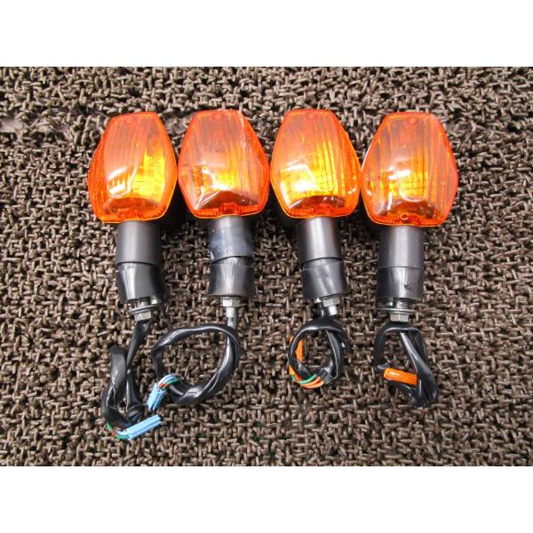 VTR250　ウインカー 4個セット商品説明使用感等に伴うキズございます。レンズにガリキズございます。レンズ固定部に欠け、ケースに歪みのあるウインカーございます。商品の状態は、画像にてご確認下さい。修復素材に、いかがですか♪中古品の為、神経...