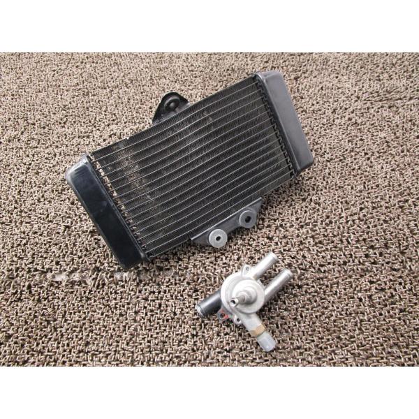 VTR250　ラジエター サーモスタット商品説明使用感等に伴うキズ、サビございます。少々フィン潰れございます。凹みございます。歪みございます。商品の状態は、画像にてご確認下さい。修復素材に、いかがですか♪中古品の為、神経質な方のご入札はご遠...