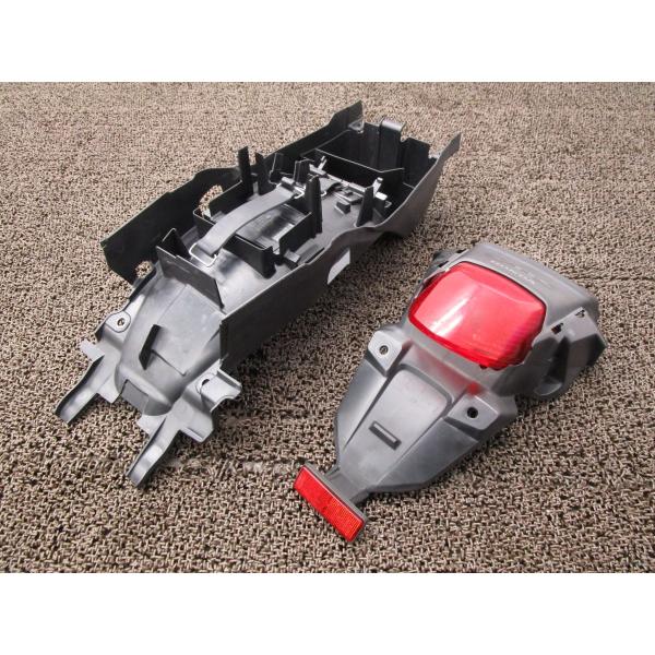 VTR250　リアフェンダー インナー テールランプ商品説明使用感等に伴うキズございます。商品の状態は、画像にてご確認下さい。修復素材に、いかがですか♪中古品の為、神経質な方のご入札はご遠慮願います。【車両情報】■メーカー：ホンダ■車名：V...