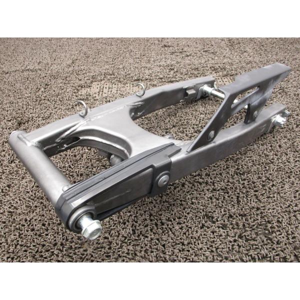 Dトラッカー125　スイングアームチェーンカバー商品説明始動確認済み車両からの取り外しとなります。使用感等に伴うキズ、サビございます。スイングアームにステッカー痕ございます。商品の状態は、画像にてご確認下さい。修復素材に、いかがですか♪中古...