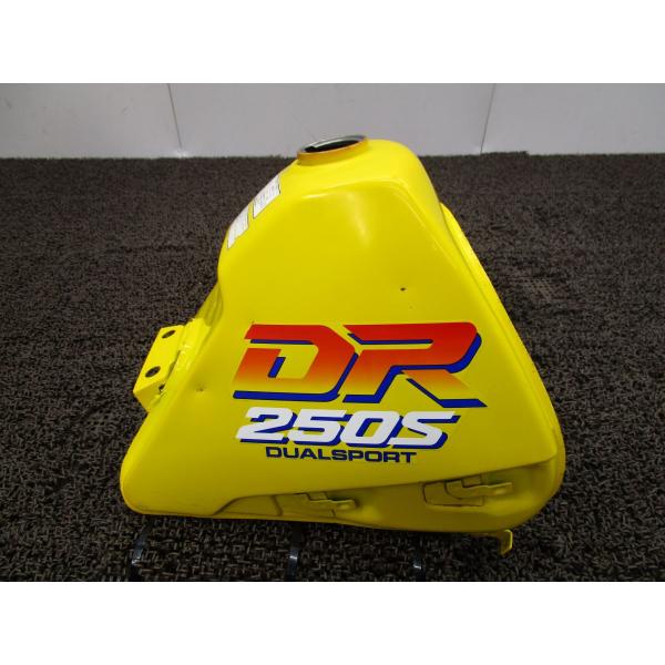 DR250SH　ガソリンタンク フューエルコック商品説明始動確認済み車両からの取り外しとなります。使用感等に伴うキズございます。タンク内少々サビございます。左側にエクボ程度の凹みございます。右側にエクボ程度の凹みが2箇所ございます。フューエ...