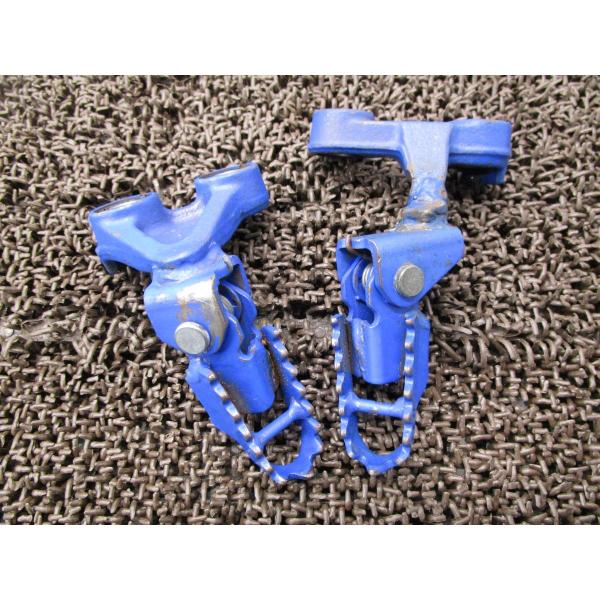 DR250SH　メインステップ ステー 左右商品説明始動確認済み車両からの取り外しとなります。使用感等に伴うキズ、サビございます。商品の状態は、画像にてご確認下さい。修復素材に、いかがですか♪中古品の為、神経質な方のご入札はご遠慮願います。...