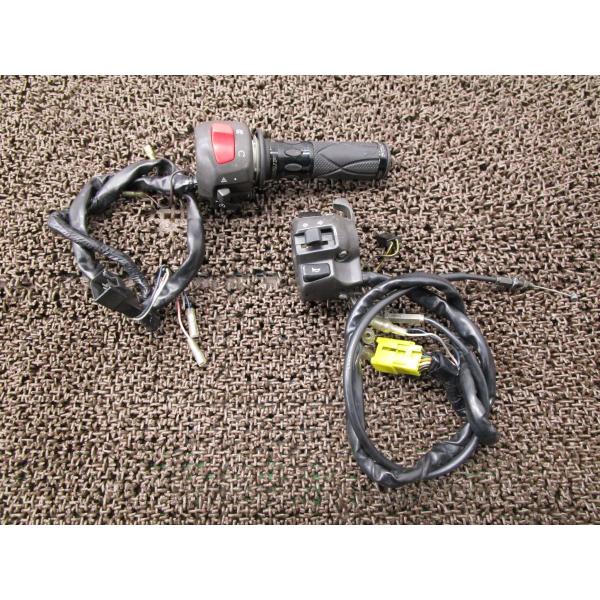 GSX-R750　ハンドルスイッチ 左右 スロットル商品説明始動確認済み車両からの取り外しとなります。使用感等に伴うキズございます。スイッチの切替確認とれております。ボックス内の突起はございます。右ハンドルスイッチの配線は繋ぎ直しが必要です...