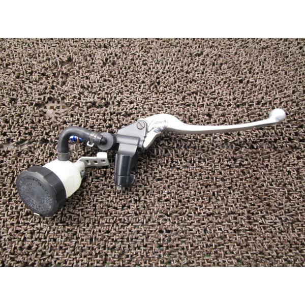 GSX-R750　ブレーキレバー マスターシリンダー商品説明始動確認済み車両からの取り外しとなります。使用感等に伴うキズ、サビございます。レバー先端にスリキズございます。商品の状態は、画像にてご確認下さい。修復素材に、いかがですか♪中古品の...