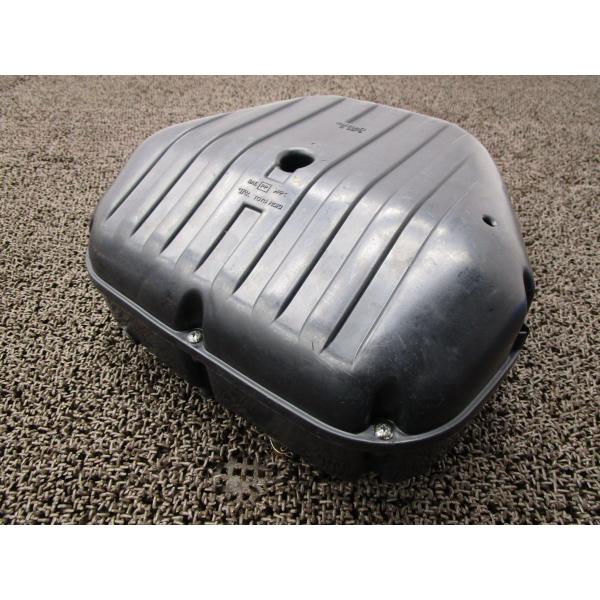 GSX-R750　エアクリーナーボックス商品説明始動確認済み車両からの取り外しとなります。使用感等に伴うキズございます。ヒビ割れ箇所ございます(画像3枚目真ん中付近)。商品の状態は、画像にてご確認下さい。修復素材に、いかがですか♪中古品の為...