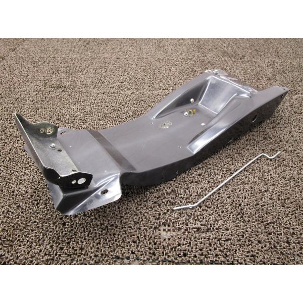 GSX-R750　フェンダーレス リアインナーフェンダー商品説明始動確認済み車両からの取り外しとなります。使用感等に伴うキズございます。商品の状態は、画像にてご確認下さい。修復素材に、いかがですか♪中古品の為、神経質な方のご入札はご遠慮願い...