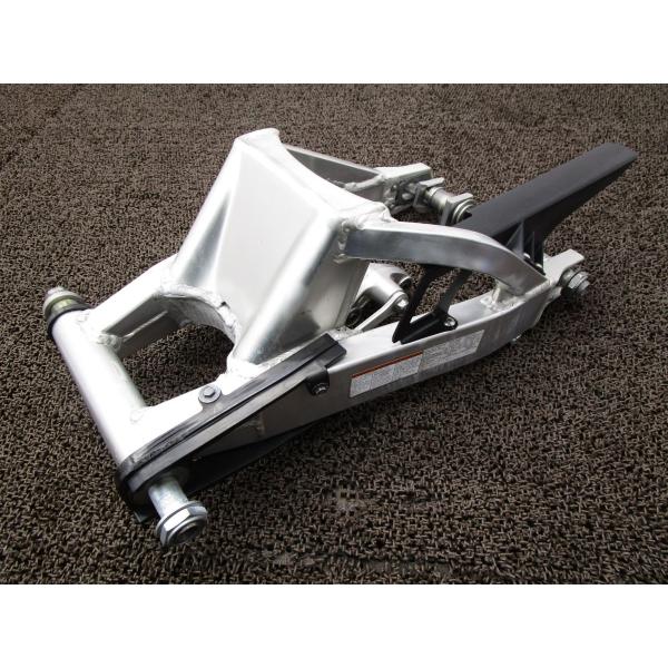 GSX-R750　スイングアーム リンク チェーンカバー商品説明始動確認済み車両からの取り外しとなります。使用感等に伴うキズ、サビございます。商品の状態は、画像にてご確認下さい。修復素材に、いかがですか♪中古品の為、神経質な方のご入札はご遠...