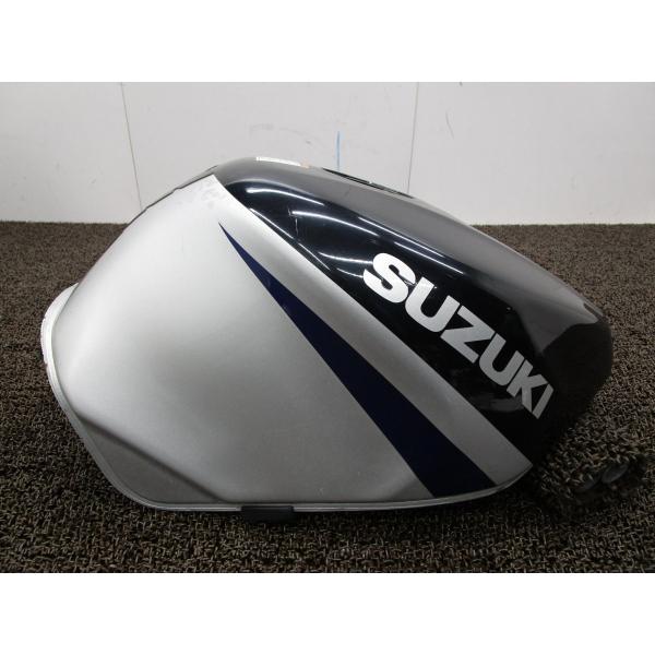 GSX-R750　ガソリンタンク商品説明始動確認済み車両からの取り外しとなります。使用感等に伴うキズございます。タンク内見える範囲でサビ見受けられません。左後方にエクボ程度の凹みございます。フューエルコックは付属しておりません。商品の状態は...