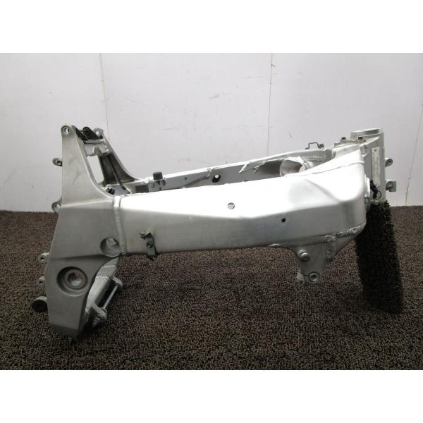 GSX-R750　メインフレーム商品説明始動確認済み車両からの取り外しとなります。使用感等に伴うキズ、サビございます。商品の状態は、画像にてご確認下さい。修復素材に、いかがですか♪中古品の為、神経質な方のご入札はご遠慮願います。【車両情報】...