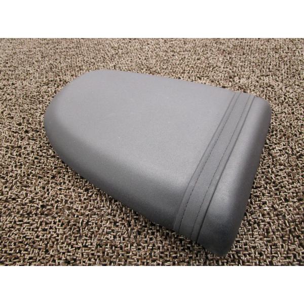 GSX-R750　タンデムシート商品説明始動確認済み車両からの取り外しとなります。使用感等に伴うキズございます。シート折り返し部分に破れございます。商品の状態は、画像にてご確認下さい。修復素材に、いかがですか♪中古品の為、神経質な方のご入札...