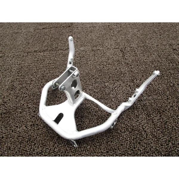 GSX-R750　アッパーカウルステー商品説明始動確認済み車両からの取り外しとなります。使用感等に伴うキズございます。商品の状態は、画像にてご確認下さい。修復素材に、いかがですか♪中古品の為、神経質な方のご入札はご遠慮願います。【車両情報】...