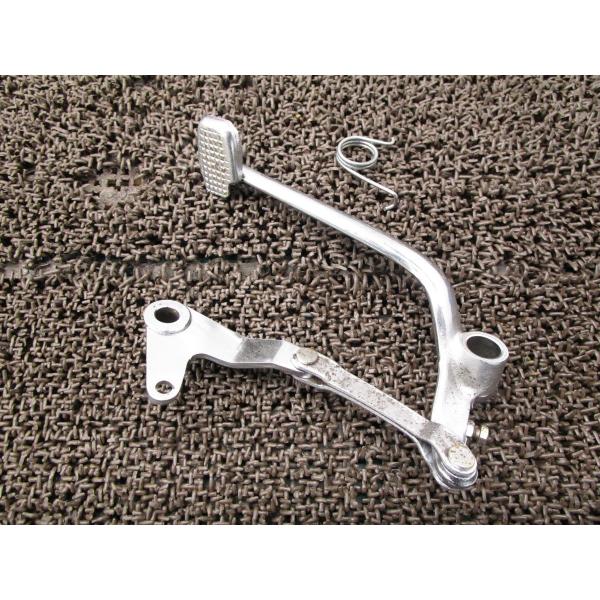 DS6　ブレーキペダル商品説明使用感等に伴うキズ、サビございます。商品の状態は、画像にてご確認下さい。修復素材に、いかがですか♪中古品の為、神経質な方のご入札はご遠慮願います。【車両情報】■メーカー：ヤマハ■車名：DS6■車体番号：DS6-...