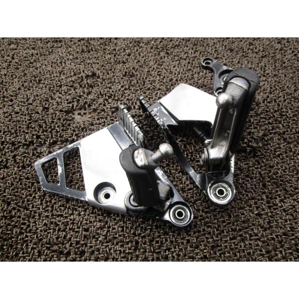 FZ750　メインステップ ステー 左右商品説明始動確認済み車両からの取り外しとなります。使用感等に伴うキズ、サビございます。商品の状態は、画像にてご確認下さい。修復素材に、いかがですか♪中古品の為、神経質な方のご入札はご遠慮願います。【車...