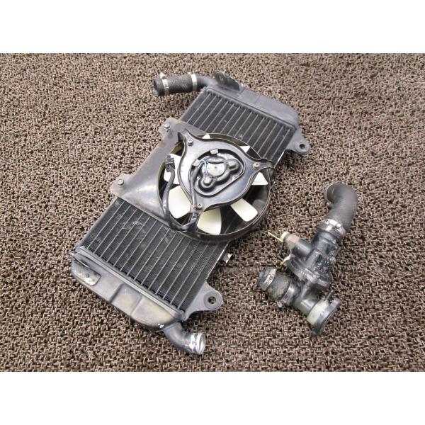 FZ750　ラジエターサーモスタット商品説明始動確認済み車両からの取り外しとなります。使用感等に伴うキズ、サビございます。フィン潰れございます。商品の状態は、画像にてご確認下さい。修復素材に、いかがですか♪中古品の為、神経質な方のご入札はご...