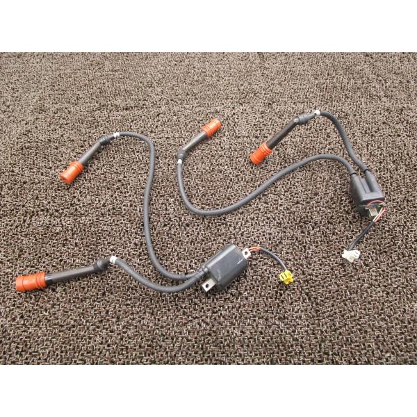 FZ750　イグニッションコイル商品説明始動確認済み車両からの取り外しとなります。使用感等に伴うキズございます。商品の状態は、画像にてご確認下さい。修復素材に、いかがですか♪中古品の為、神経質な方のご入札はご遠慮願います。【車両情報】■メー...
