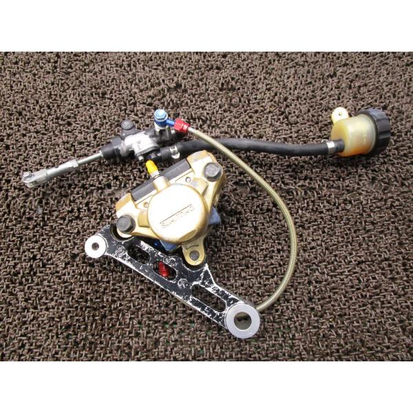 FZ750　リアキャリパー マスターSUMIMOTO商品説明始動確認済み車両からの取り外しとなります。使用感等に伴うキズ、サビございます。商品の状態は、画像にてご確認下さい。修復素材に、いかがですか♪中古品の為、神経質な方のご入札はご遠慮願...