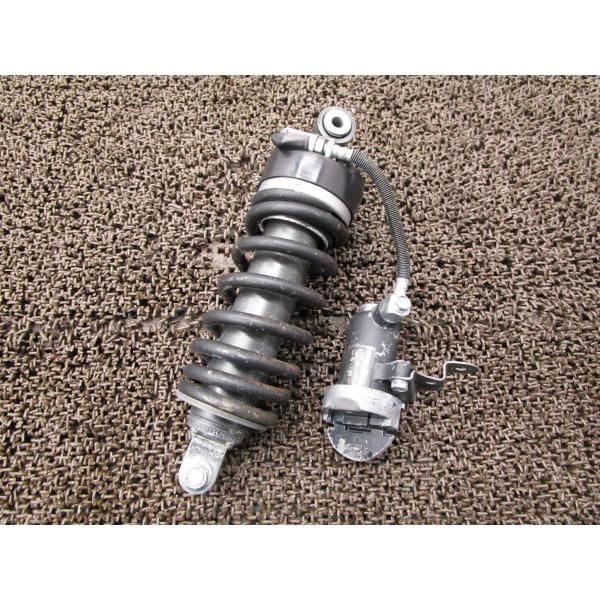 GF250　リアサスペンション商品説明使用感等に伴うキズ、サビございます。商品の状態は、画像にてご確認下さい。修復素材に、いかがですか♪中古品の為、神経質な方のご入札はご遠慮願います。【車両情報】■メーカー：スズキ■車名：GF250■車体番...