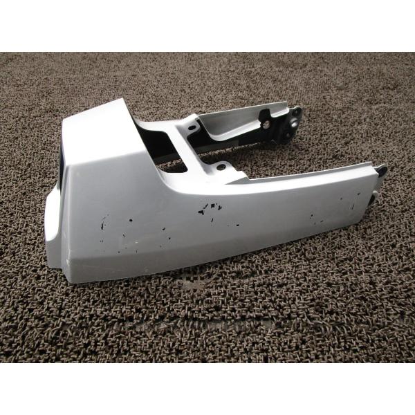 GF250　シートカウル商品説明使用感等に伴うキズ、ガリキズございます。商品の状態は、画像にてご確認下さい。修復素材に、いかがですか♪中古品の為、神経質な方のご入札はご遠慮願います。【車両情報】■メーカー：スズキ■車名：GF250■車体番号...