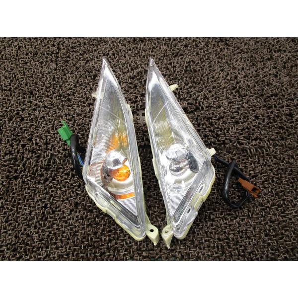 マジェスティ250　ウインカー 2コセット商品説明使用感等に伴うキズございます。欠け、ヒビございます(画像5、6枚目参照)。配線の繋ぎ直しが必要です。商品の状態は、画像にてご確認下さい。修復素材に、いかがですか♪中古品の為、神経質な方のご入...
