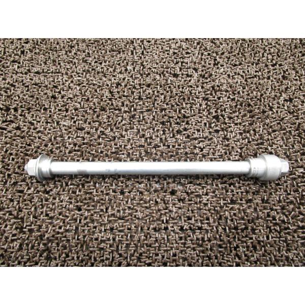 マジェスティ250　フロントアクスルシャフト商品説明使用感等に伴うキズございます。商品の状態は、画像にてご確認下さい。修復素材に、いかがですか♪中古品の為、神経質な方のご入札はご遠慮願います。【車両情報】■メーカー：ヤマハ■車名：マジェステ...