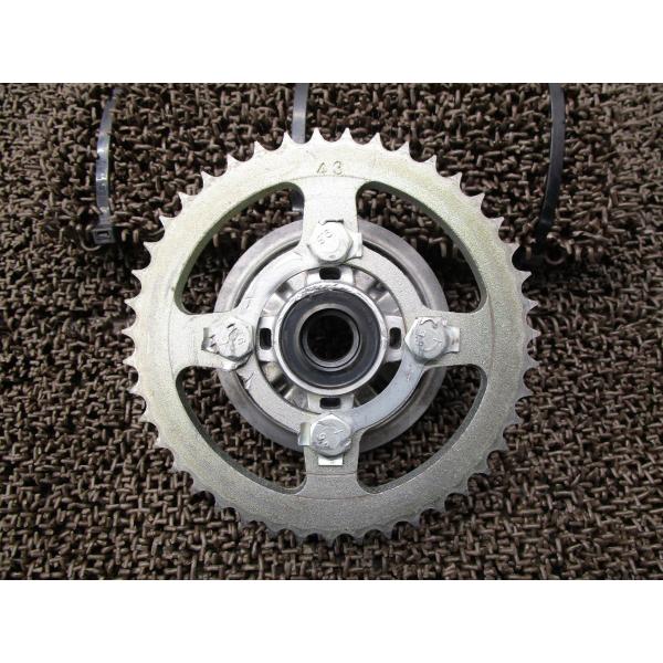 YB125SP　スプロケット ハブ 43丁商品説明始動確認済み車両からの取り外しとなります。使用感等に伴うキズございます。削れございます(画像1枚目参照)。商品の状態は、画像にてご確認下さい。修復素材に、いかがですか♪中古品の為、神経質な方...