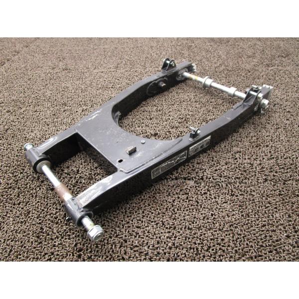 VRX400ロードスター　スイングアーム アクスルシャフト商品説明始動確認済み車両からの取り外しとなります。使用感等に伴うキズ、サビございます。商品の状態は、画像にてご確認下さい。修復素材に、いかがですか♪中古品の為、神経質な方のご入札はご...