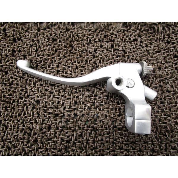VRX400ロードスター　クラッチレバー ホルダー商品説明始動確認済み車両からの取り外しとなります。使用感等に伴うキズございます。レバーに曲がり、先端に削れキズございます。商品の状態は、画像にてご確認下さい。修復素材に、いかがですか♪中古品...