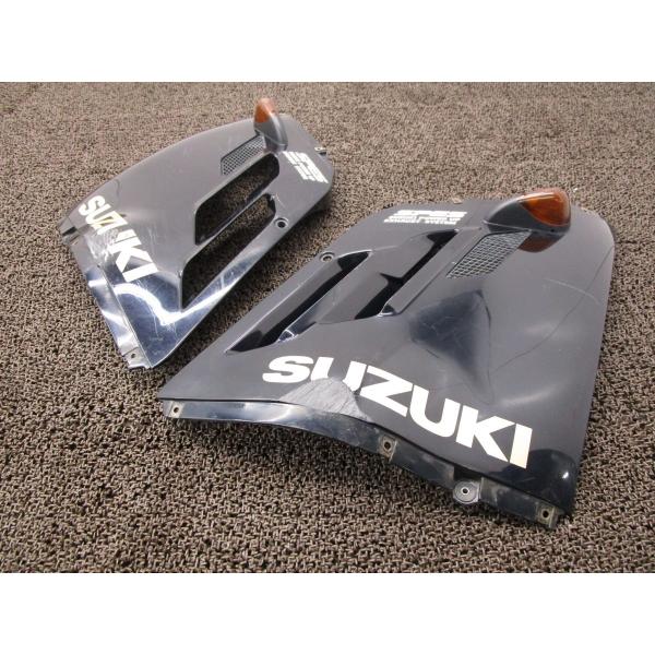 GSX-R400　サイドカウル ウインカー 左右商品説明始動確認済み車両からの取り外しとなります。使用感等に伴うキズ、ガリキズ、削れございます。商品の状態は、画像にてご確認下さい。修復素材に、いかがですか♪中古品の為、神経質な方のご入札はご...