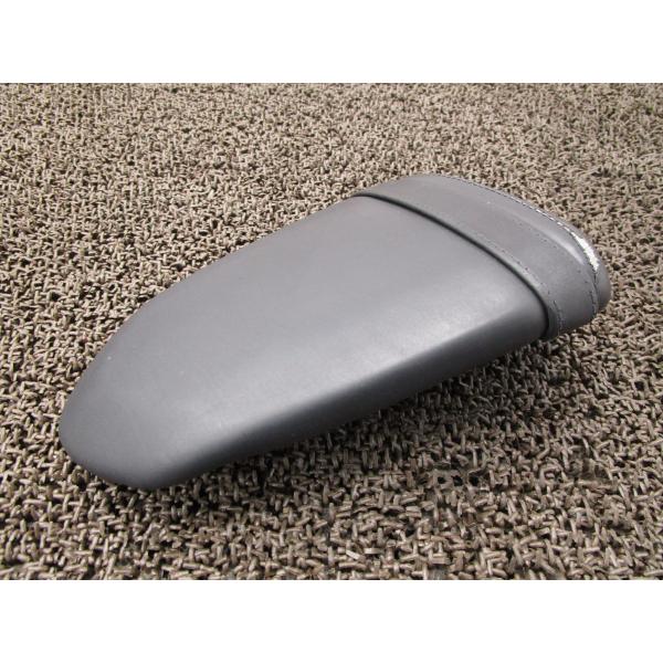 GSX-S125　タンデムシート商品説明始動確認済み車両からの取り外しとなります。使用感等に伴うキズございます。シートに破れございます。商品の状態は、画像にてご確認下さい。修復素材に、いかがですか♪中古品の為、神経質な方のご入札はご遠慮願い...