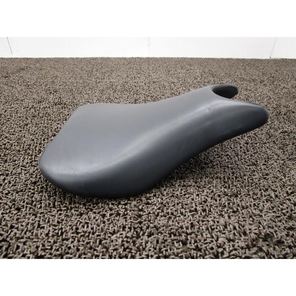 GSX-S125　メインシート商品説明始動確認済み車両からの取り外しとなります。使用感等に伴うキズございます。ベースにヒビ入っている箇所ございます(画像8枚目参照)。商品の状態は、画像にてご確認下さい。修復素材に、いかがですか♪中古品の為、...