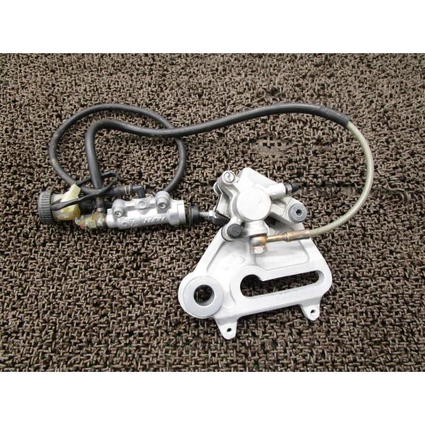 ガスガス EC250　リアキャリパー マスターシリンダー商品説明使用感等に伴うキズ、サビございます。タンク取付部は欠損しております。マスターの部分に補強されたような跡ございます(画像4枚目参照)。商品の状態は、画像にてご確認下さい。修復素材...