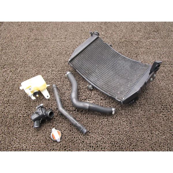 YZF-R1　ラジエター クーラントタンク サーモスタット商品説明使用感等に伴うキズ、サビございます。フィン潰れございます。商品の状態は、画像にてご確認下さい。修復素材に、いかがですか♪中古品の為、神経質な方のご入札はご遠慮願います。【車両...