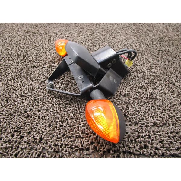 YZF-R1　リアフェンダー ウインカー ナンバーステー商品説明使用感等に伴うキズございます。ウインカーにガリキズございます。商品の状態は、画像にてご確認下さい。修復素材に、いかがですか♪中古品の為、神経質な方のご入札はご遠慮願います。【車...