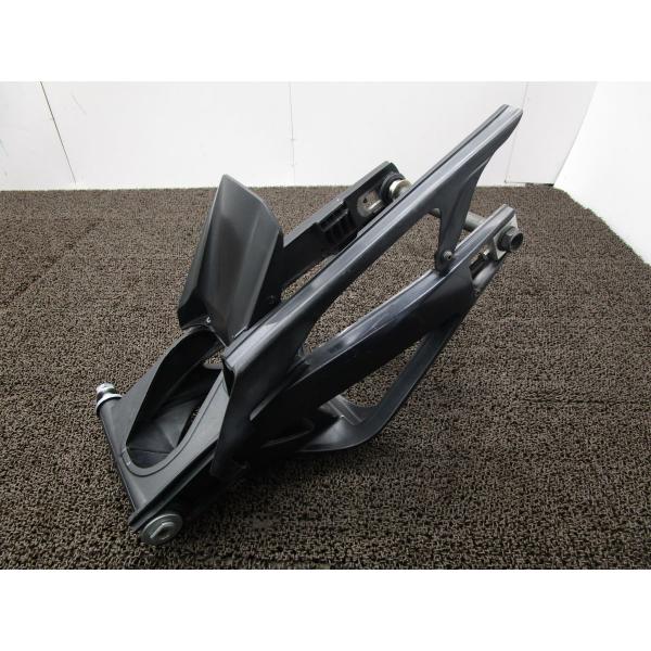 YZF-R1　スイングアーム チェーンカバーアクスルシャフト 商品説明使用感等に伴うキズ、サビございます。スイングアームにガリキズございます。商品の状態は、画像にてご確認下さい。修復素材に、いかがですか♪中古品の為、神経質な方のご入札はご遠...