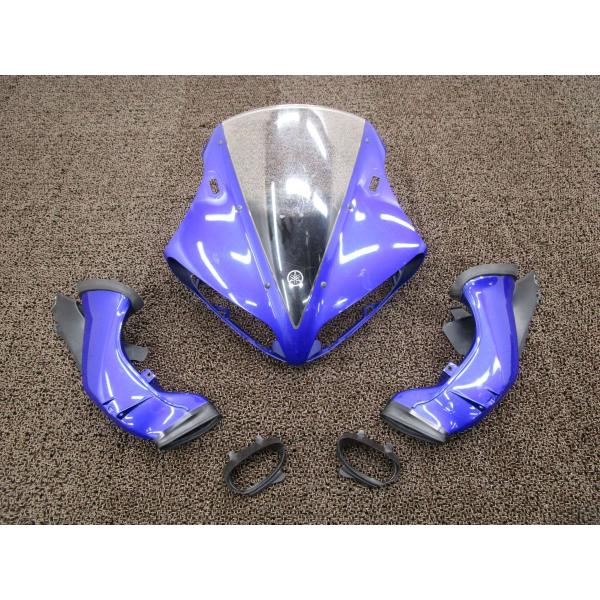 YZF-R1　アッパーカウル スクリーン ダクト商品説明使用感等に伴うキズ、スリキズございます。アッパーカウルに補修痕ございます。スクリーンにヒビございます。ダクトにガリキズございます。商品の状態は、画像にてご確認下さい。修復素材に、いかが...