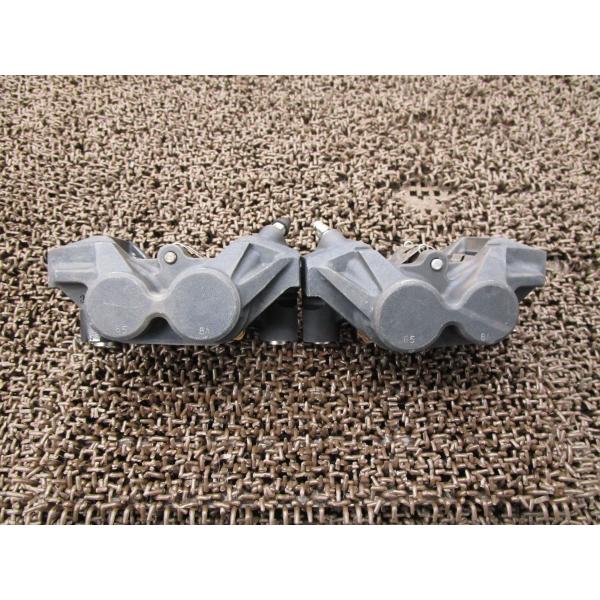 YZF-R1　MOS フロントキャリパー商品説明使用感等に伴うキズ、サビございます。商品の状態は、画像にてご確認下さい。修復素材に、いかがですか♪中古品の為、神経質な方のご入札はご遠慮願います。【車両情報】■メーカー：ヤマハ■車名：YZF-...