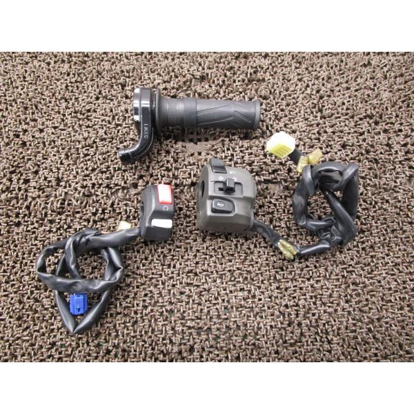 YZF-R1　ハンドルスイッチ 左右 スロットル商品説明使用感等に伴うキズございます。スイッチの切替確認とれております。左右ボックス内の突起はございます。商品の状態は、画像にてご確認下さい。修復素材に、いかがですか♪中古品の為、神経質な方の...