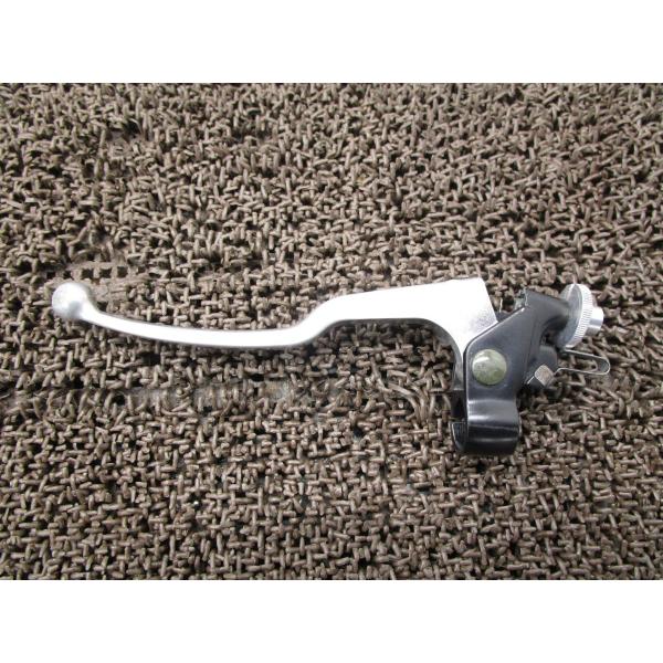 YZF-R1　クラッチレバー ホルダー商品説明使用感等に伴うキズございます。レバー先端にガリキズ、削れございます。商品の状態は、画像にてご確認下さい。修復素材に、いかがですか♪中古品の為、神経質な方のご入札はご遠慮願います。【車両情報】■メ...